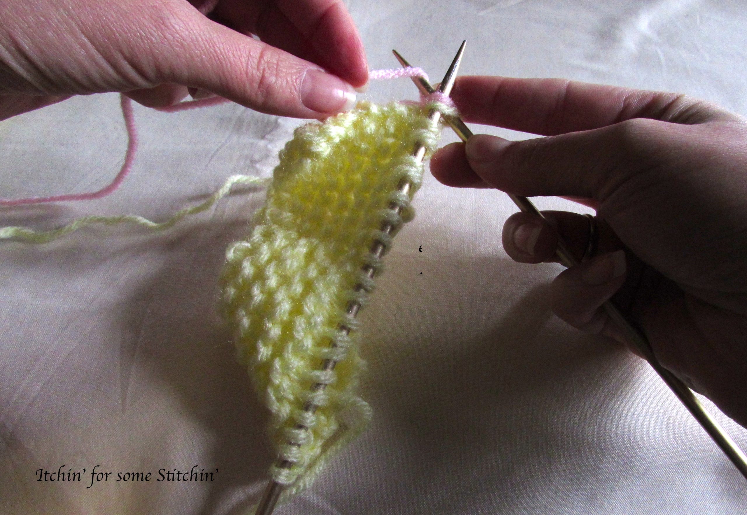 3 Easy Ways to Change Colors in Knitting--Itchin' for some Stitchin'