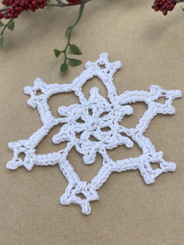 Bold Crochet Snowflake Design: Add Brilliance to Your Holiday Decor
